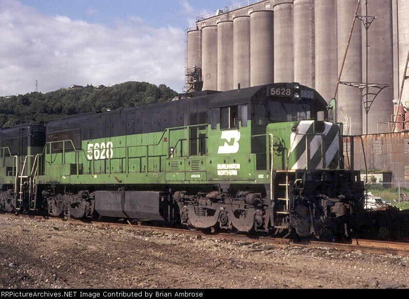 BN U25C 5628 at Scrapper